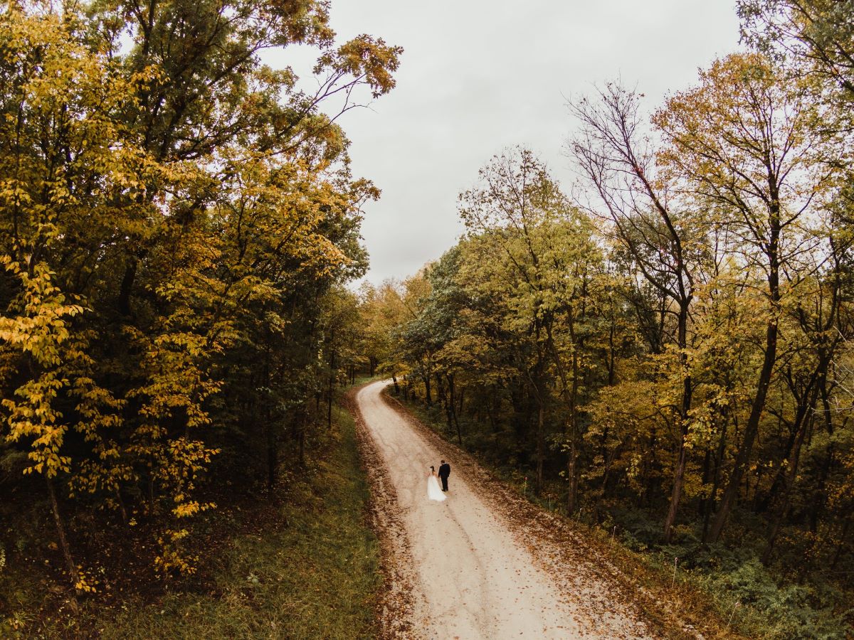 Fall Weddings in Des Moines, Iowa - Country Lane Lodge